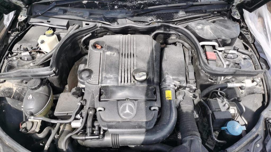 MERZ C CLASS W204 C200 CGI TURBO HALF - Sunny Courtyard